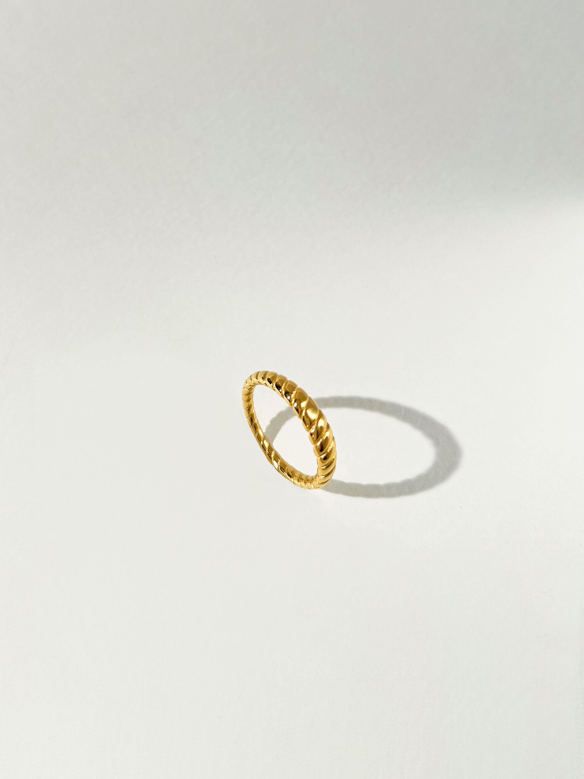 Ribbed Tapered Ring Gold | OSKER Jewellery Online